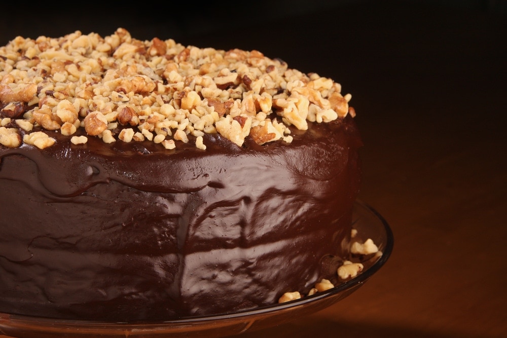 Pastel De Chocolate Y Nueces Con Betún De Chocolate